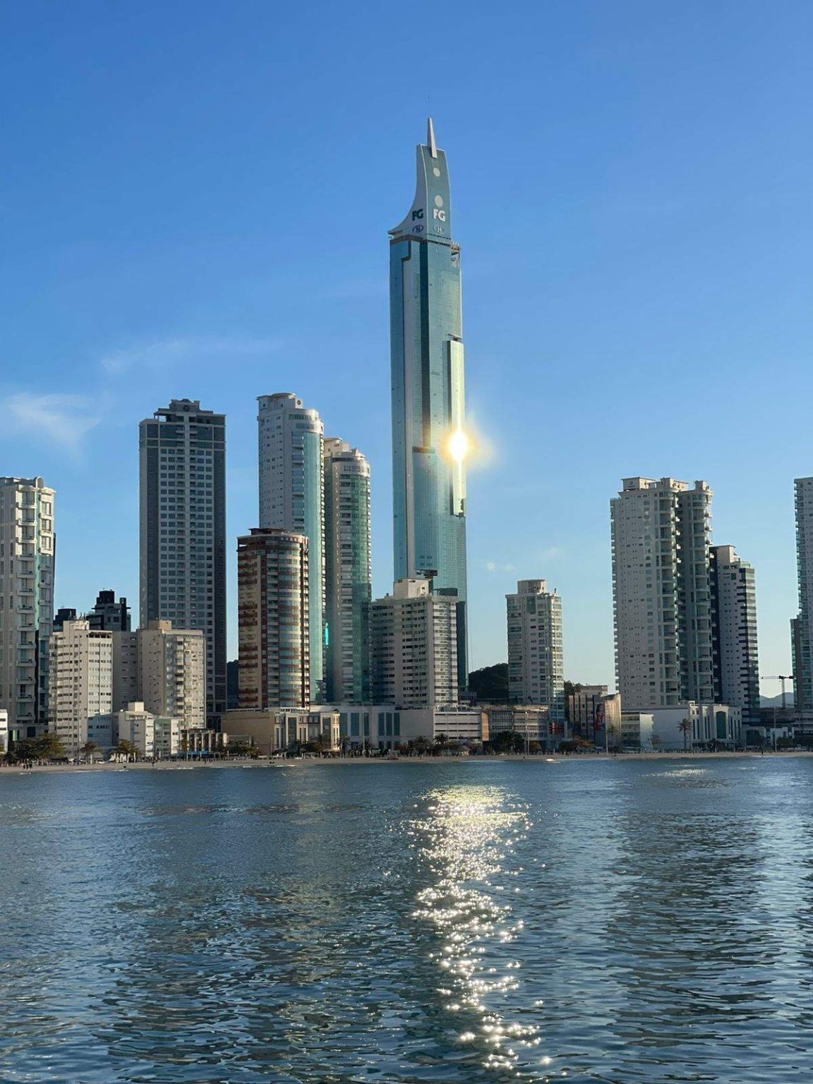One Tower o maior edifício frente mar do Brasil FG Empreedimentos